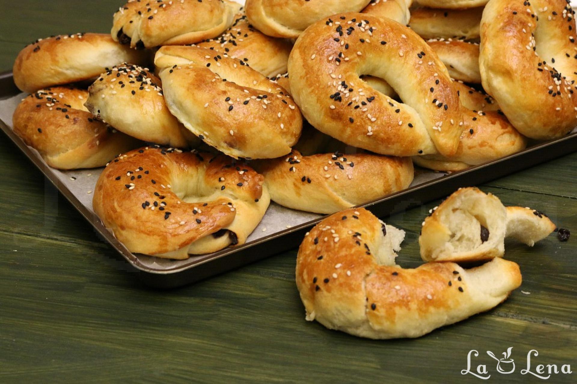 Covrigi de casă pufoși - pas cu pas și POZE - LaLena.ro