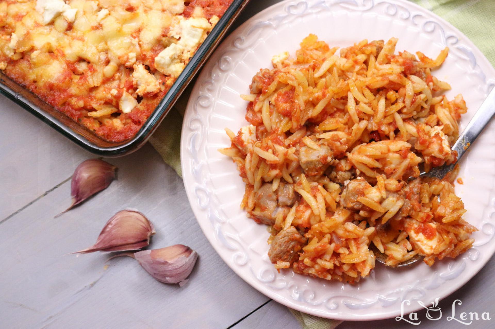 Giouvetsi grecesc - carne la cuptor cu paste orzo și roșii - LaLena.ro