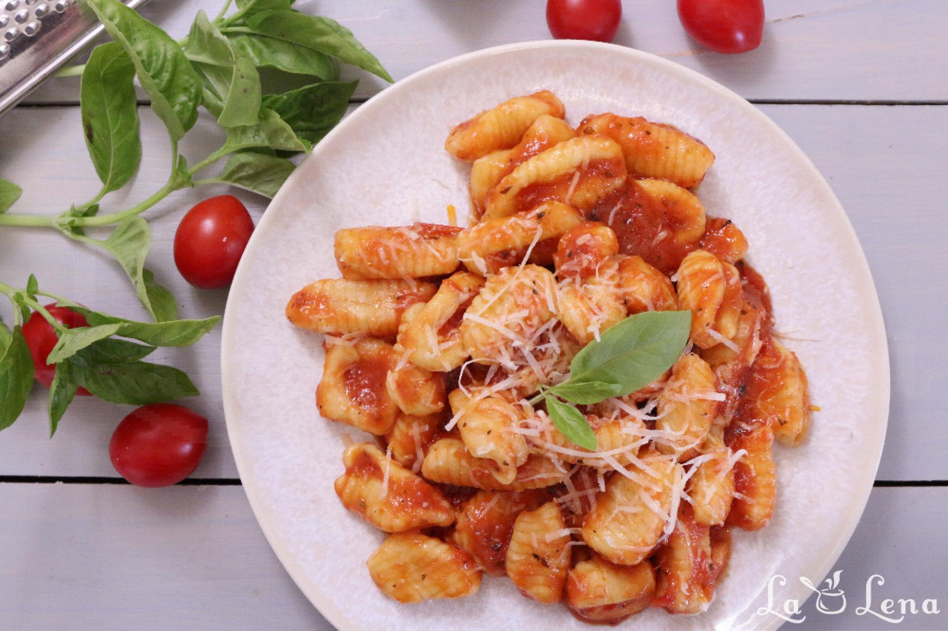 Gnocchi cu sos de roșii în stil italian, cu POZE pe PAȘI - LaLena.ro