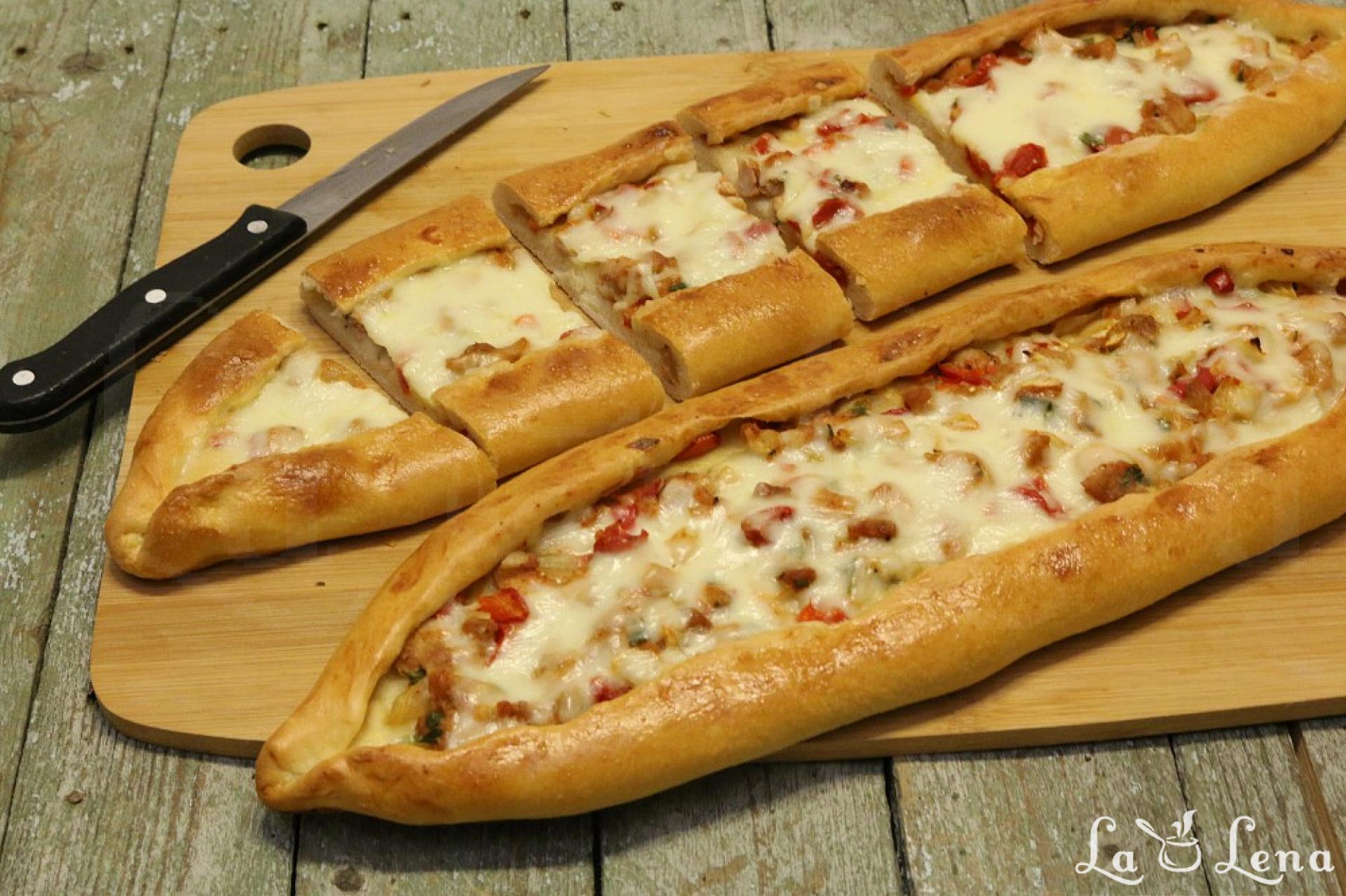 Pizza Turcească sau Pide - pas cu pas și POZE - LaLena.ro