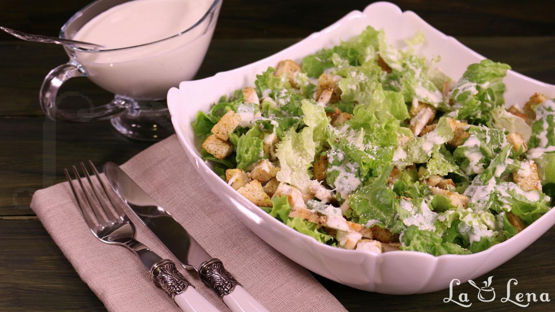 Salată Caesar cu Pui - Rețetă VIDEO - LaLena.ro