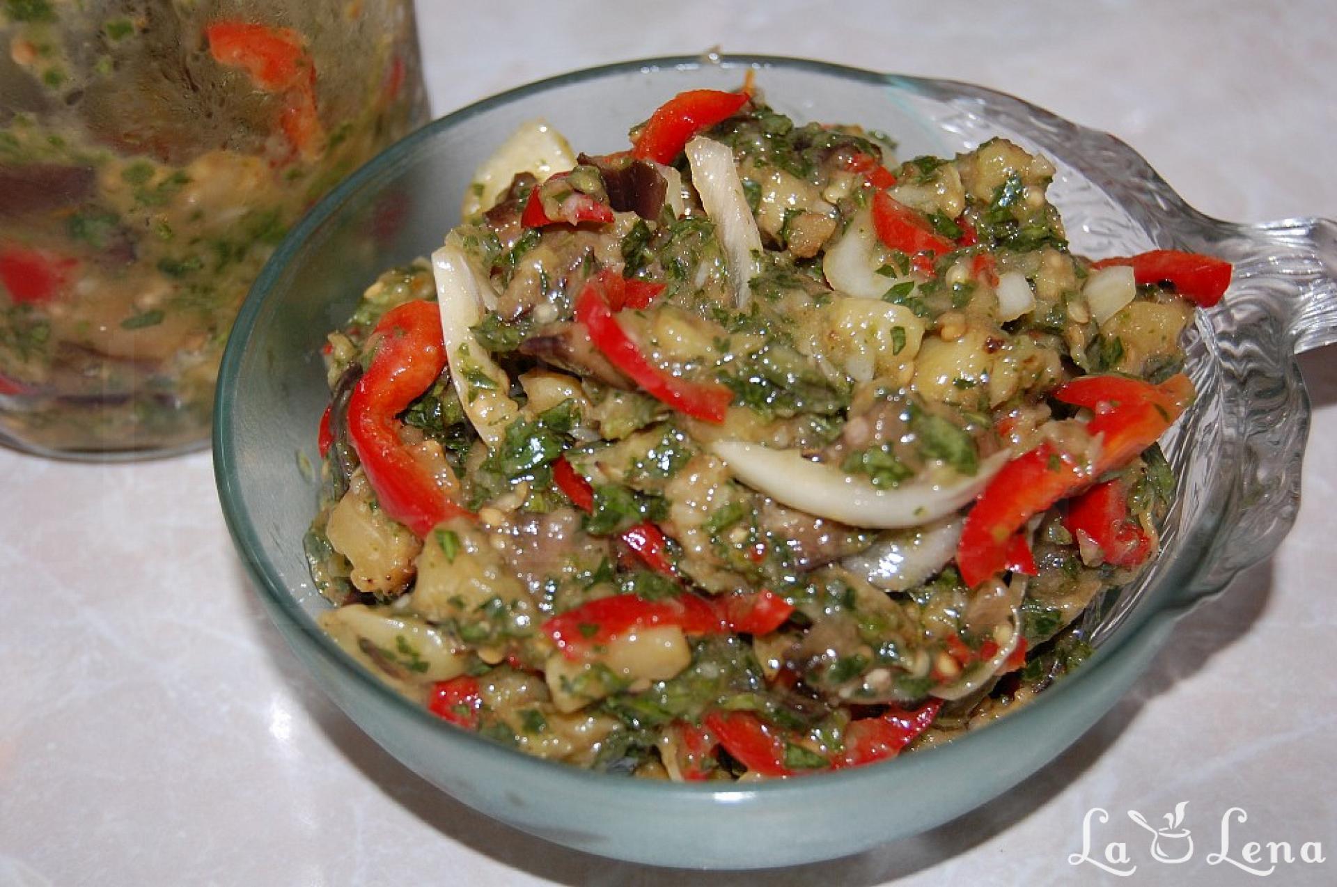 Salată picantă de vinete și legume - LaLena.ro