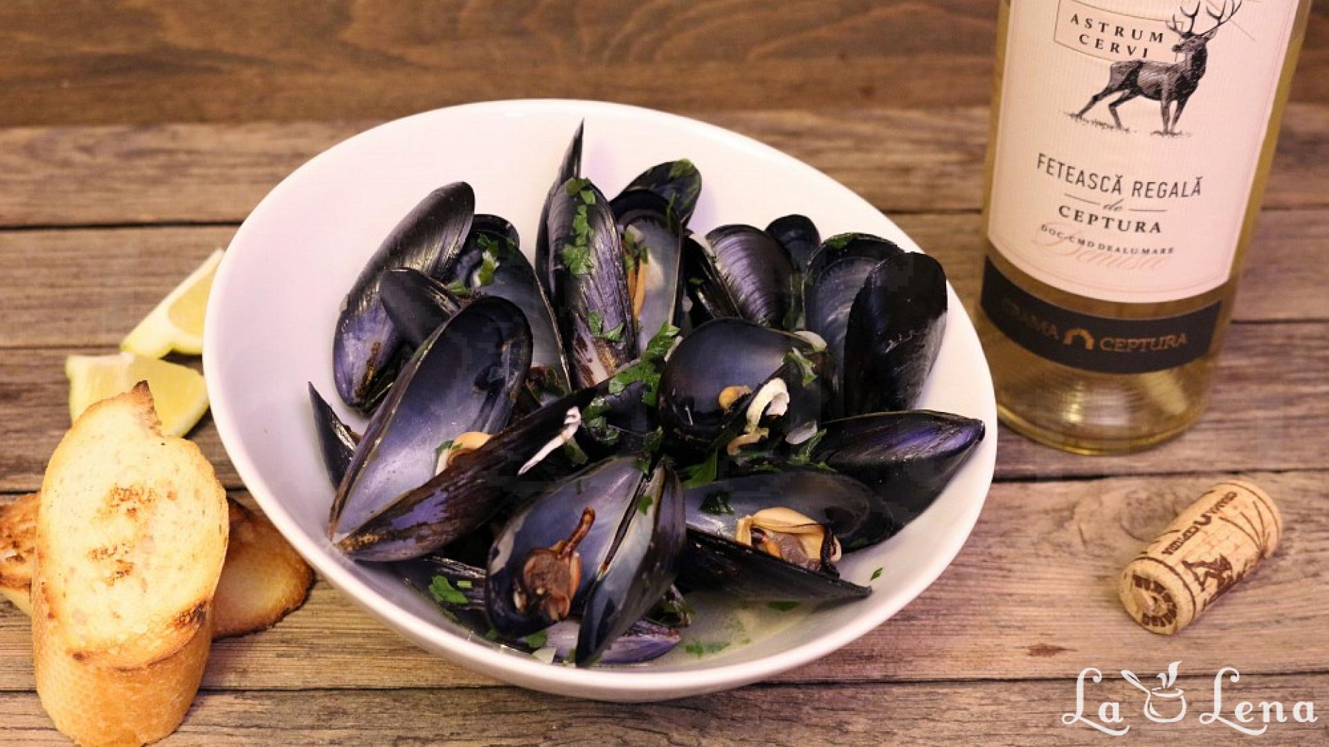 Scoici la tigaie, cu vin și usturoi - Moules Mariniere - LaLena.ro