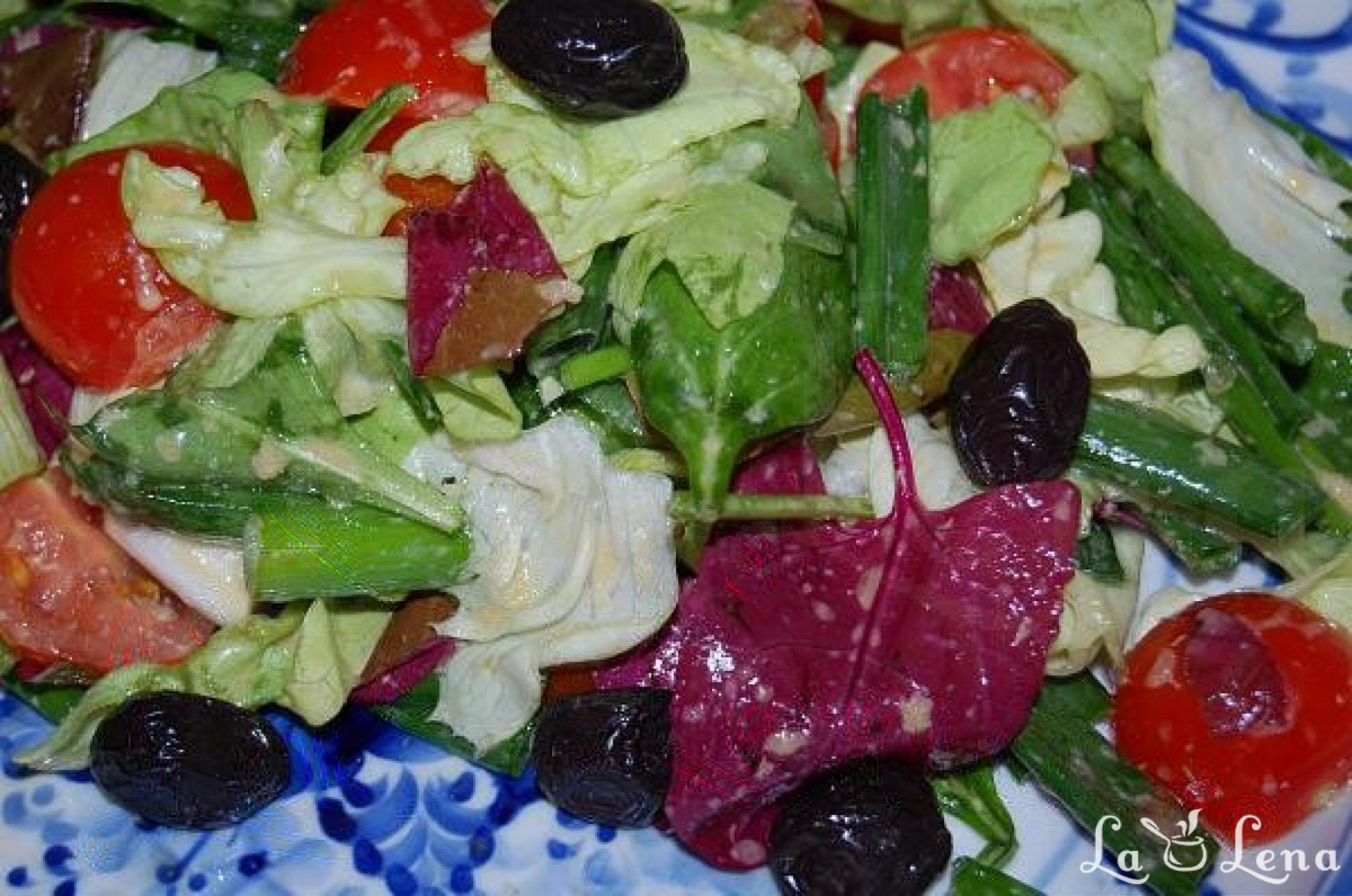 Salată de primăvară cu dressing special - LaLena.ro